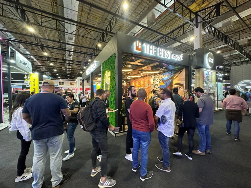 The Best Açaí forma fila na feira de franquias da ABF e distribui mais ...